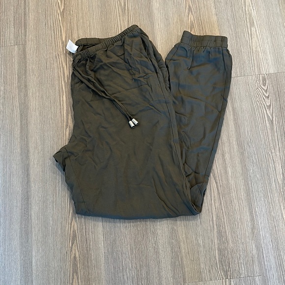 Divided | Pants & Jumpsuits | Green Jogger Pant Nwot | Poshmark